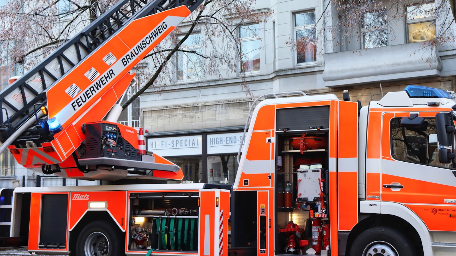 Dining Disaster: Fire Mistaken for Special Effect at Moscow Eatery ...