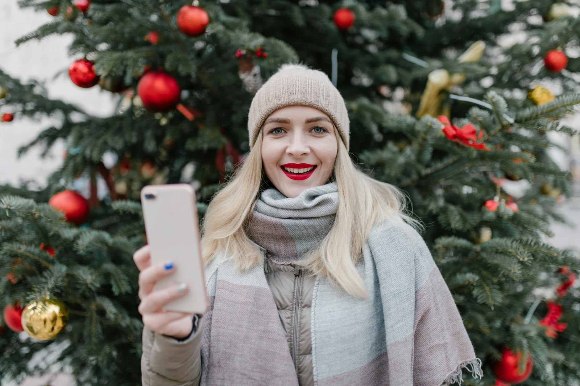 Transform Your Christmas Tree with Art-Inspired Decor Ideas | BackZee