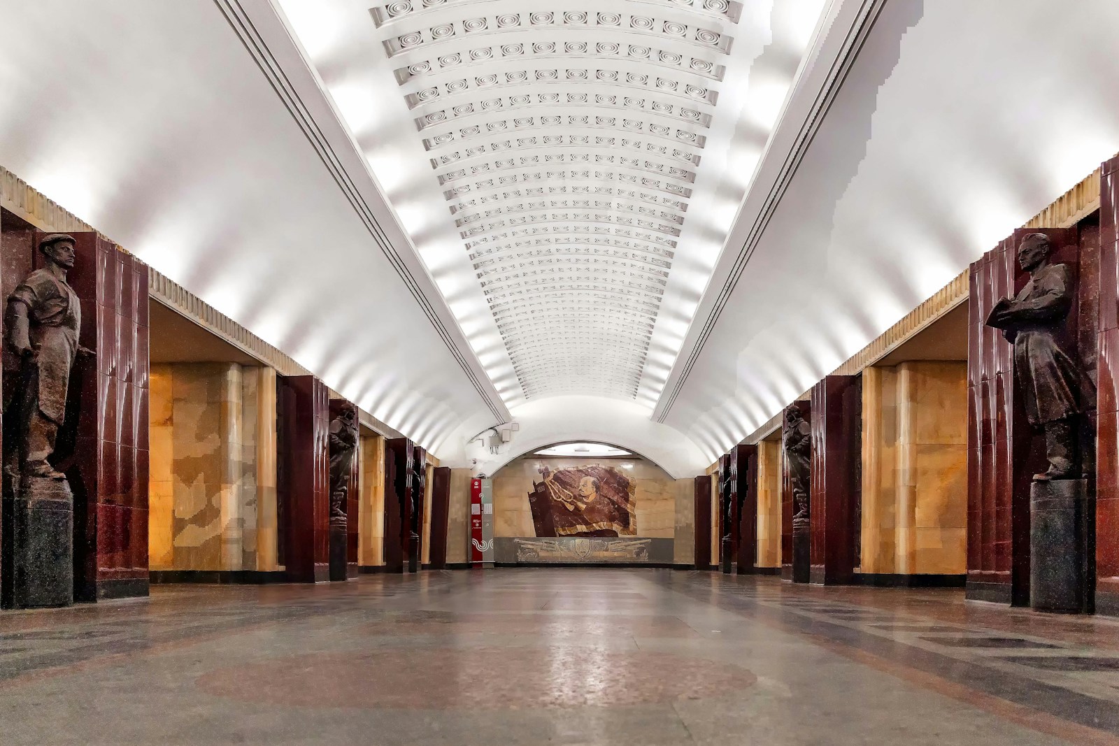 Moscow's GUM-Red-Line Gallery Shuts Its Doors for Good | BackZee