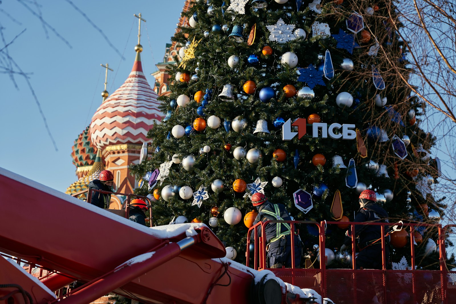 Moscow's Iconic New Year Tree Crowned as Russia's Festive Symbol | BackZee