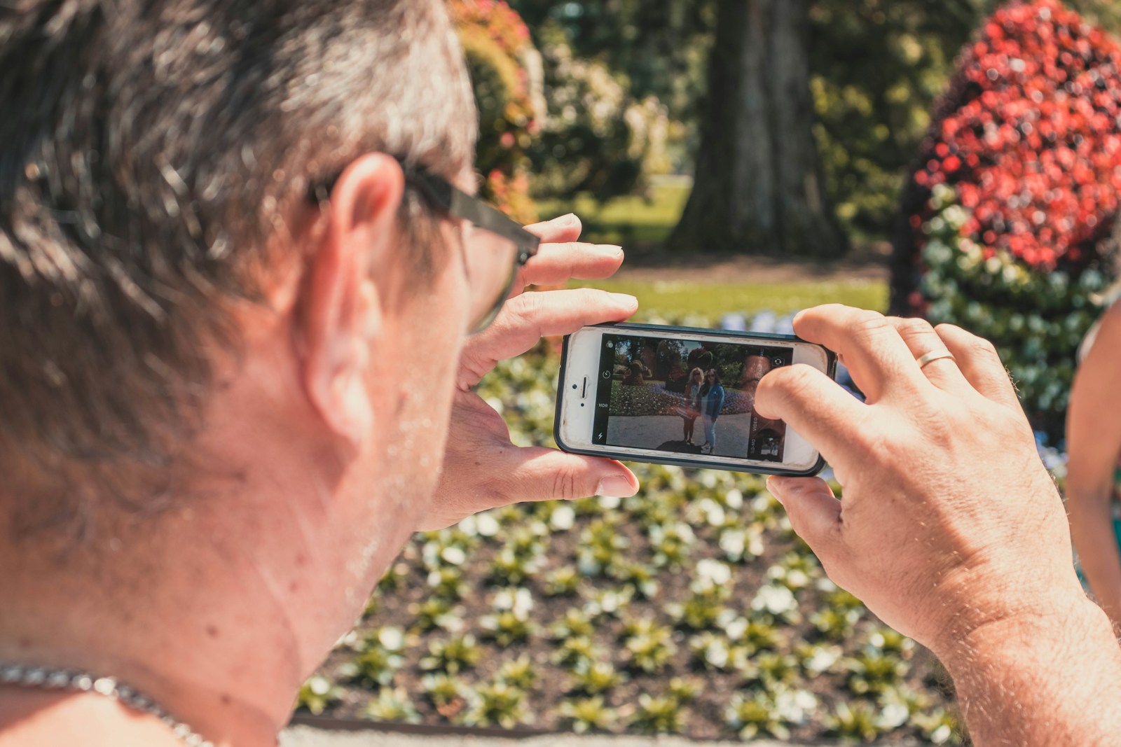 Short Video Engagement Slows Down Reaction to New Information | BackZee